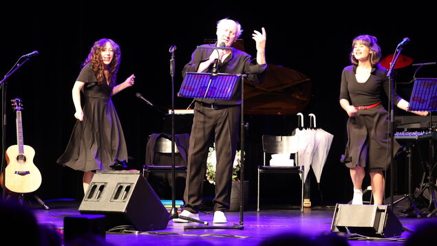 Herman van Veen in Cuxhaven: Worte, die Türen zur Seele öffnen | CNV Medien