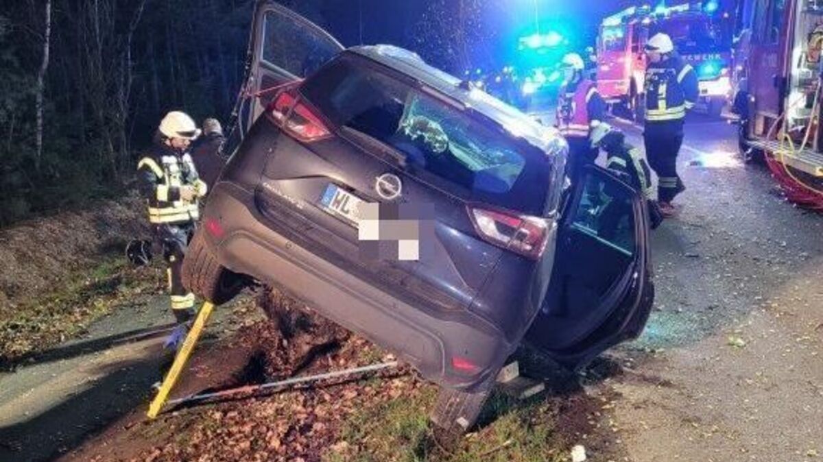 Unfall im Kreis Stade: Autofahrerin prallt gegen Baum und wird schwer verletzt | CNV Medien