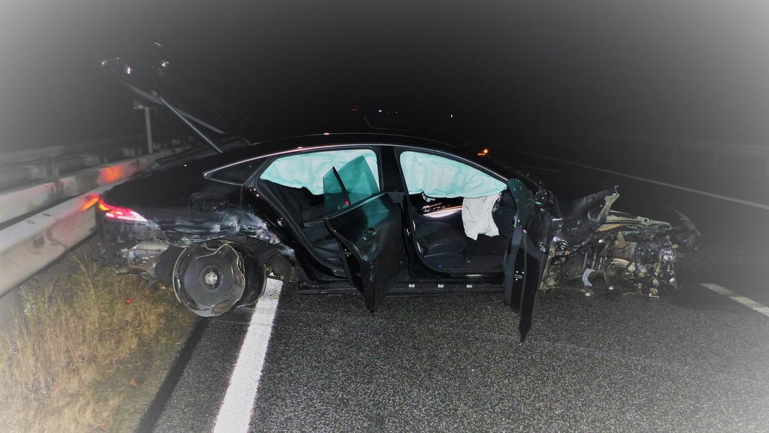 A27-Unfall: Totalschaden an sündhaft teurem Luxusauto - Wagen nur ...