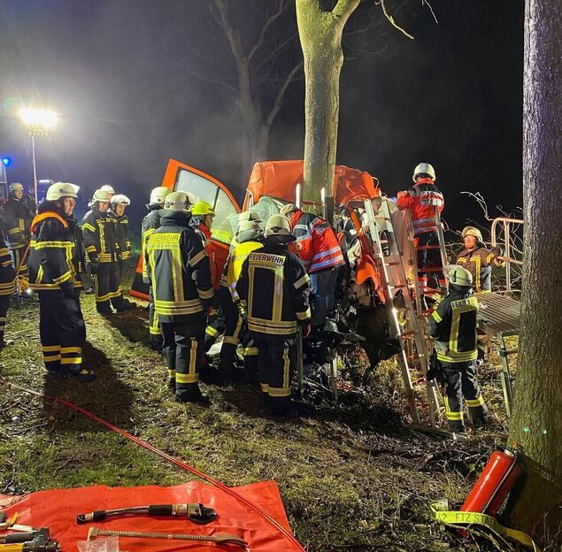 Schwerer Unfall an der Grenze zum Kreis Cuxhaven: Transporter-Fahrer verstorben | CNV Medien
