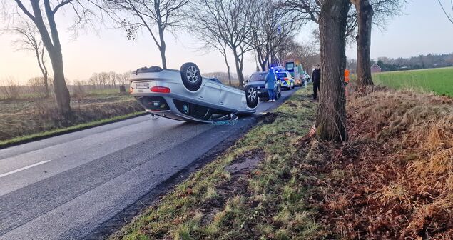 Unfall in Hemmoor: Junger Fahrer prallt mit Auto gegen Baum und überschlägt sich | CNV Medien