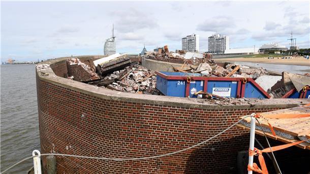 Leuchtturm an der Mole in Bremerhaven ist abgebaut | CNV Medien