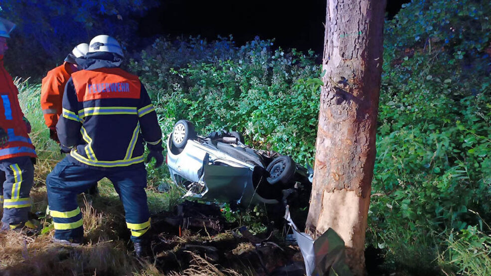 Unfall im Kreis Stade: Autofahrer prallt gegen Baum und überschlägt sich | CNV Medien