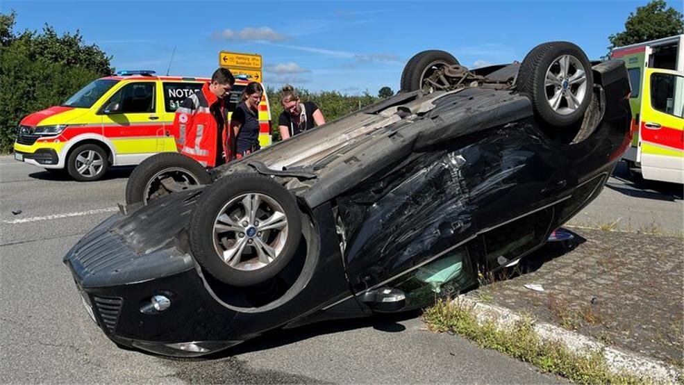 Heftiger Unfall auf B73 im Kreis Stade: Auto landet auf dem Dach | CNV Medien