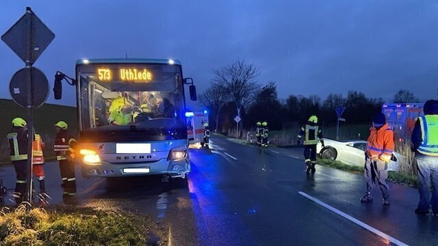 Unfall im Kreis Cuxhaven: Schulbus kollidiert mit Auto - Kinder verletzt | CNV Medien