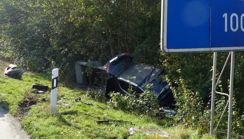 Unfall auf A27: Auto und Anhänger überschlagen sich | CNV Medien